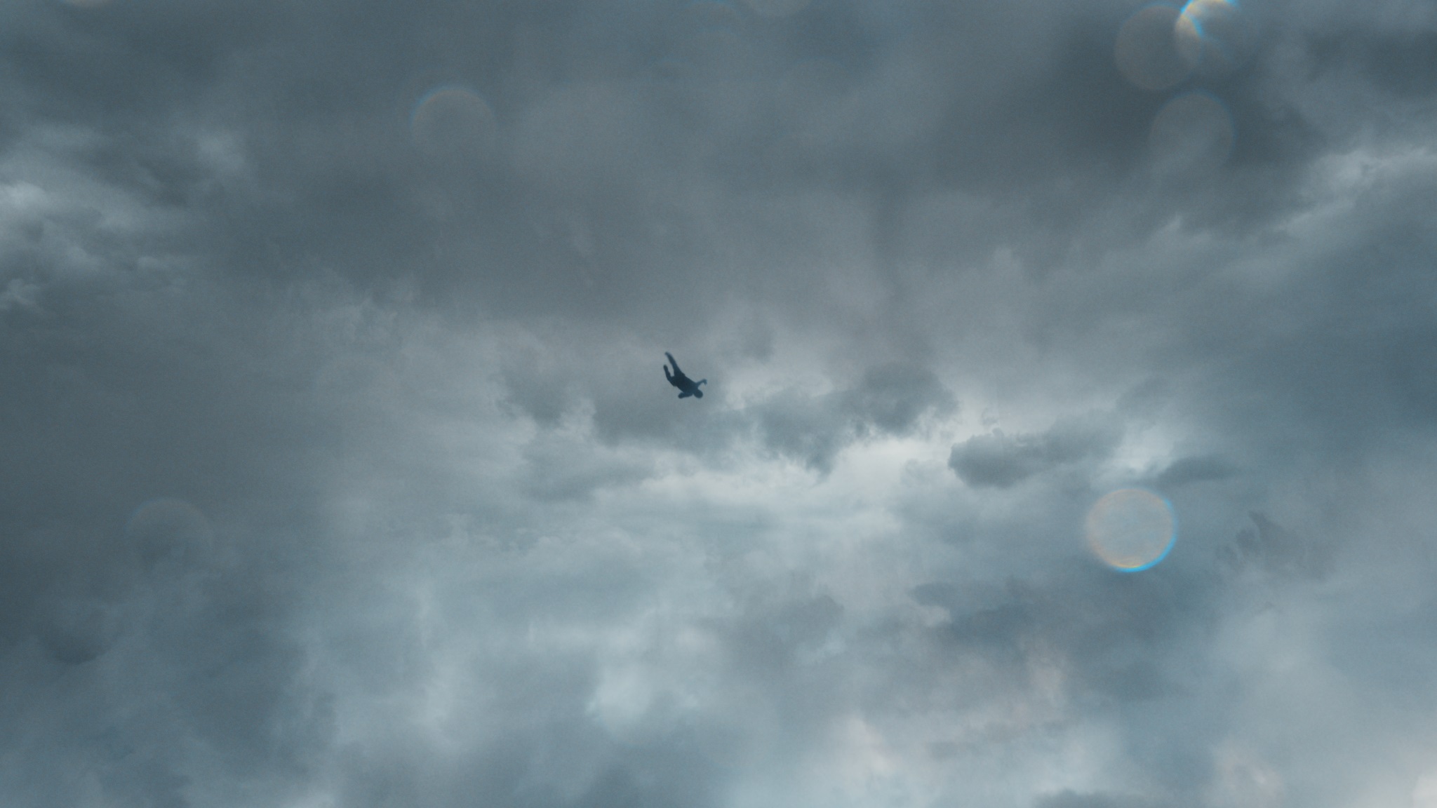 KEVIN BACON SKYDIVES IN NEW EE CAMPAIGN SHOWING THE NATION IT CAN COUNT ...